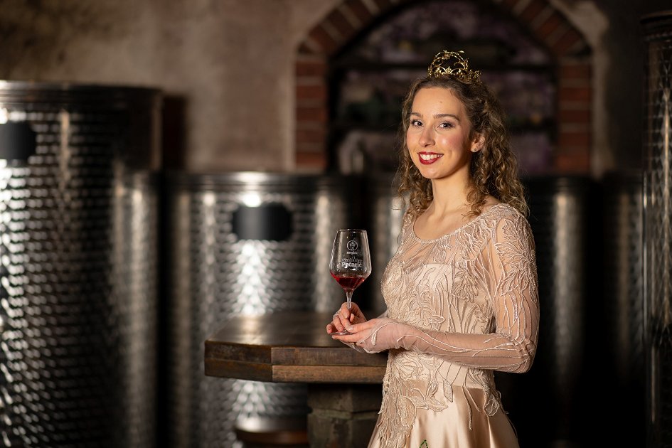 Vinska kraljica Slovenije je Maja Pečarič, alumna in študentka ...